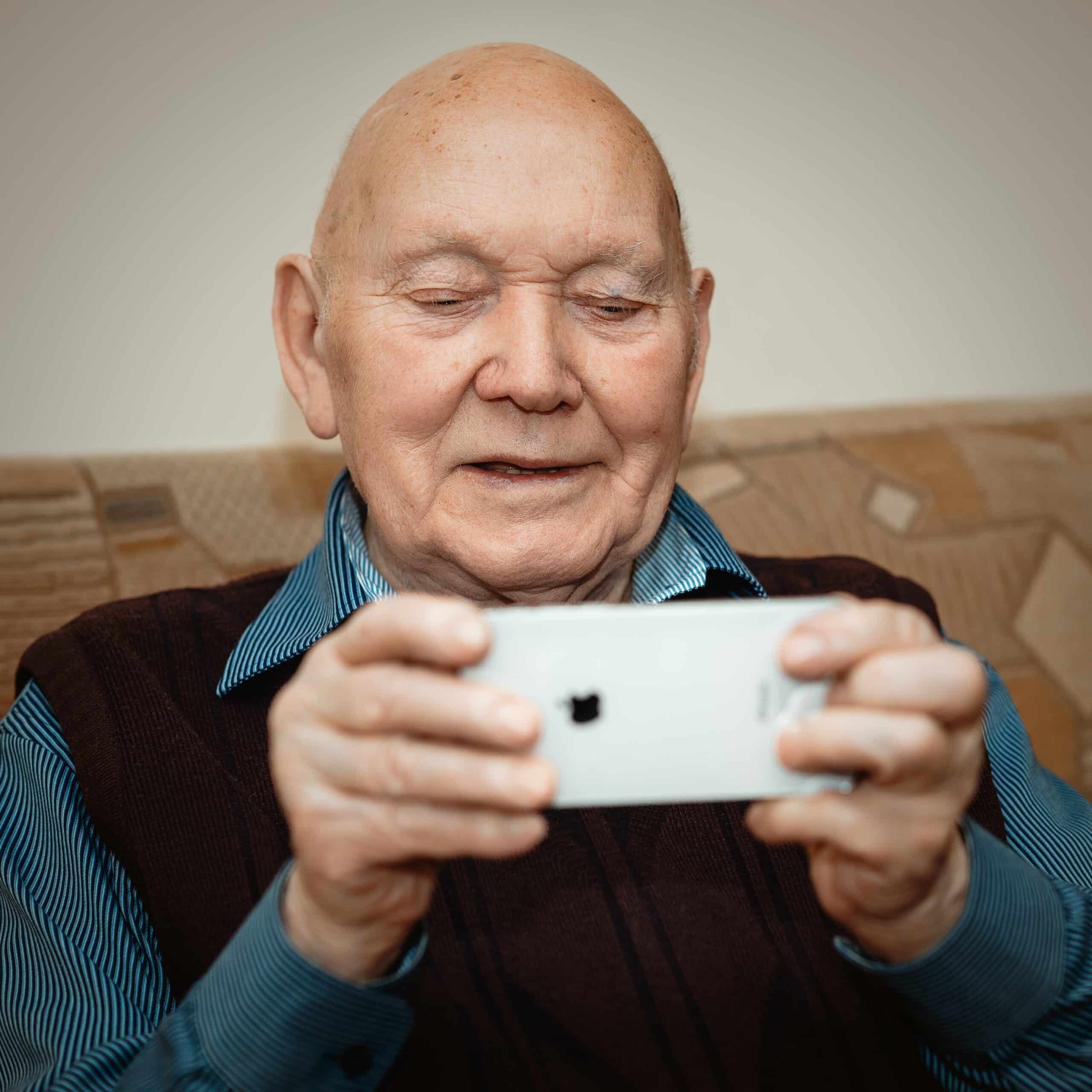 5 Ways To Help Your Senior Parent With Technology 5-ways-to-help-your-senior-parent-with-technology